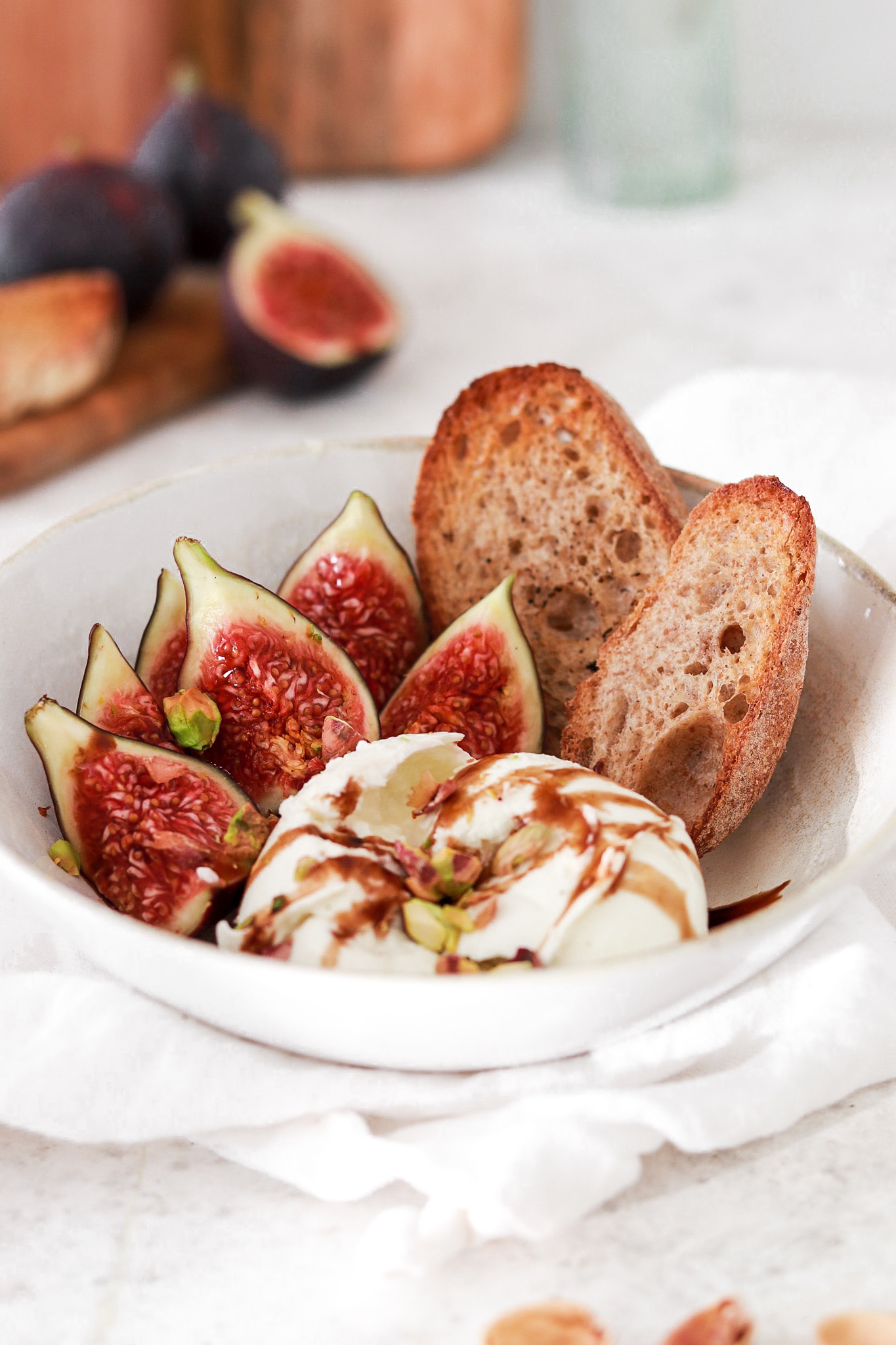 Burrata with Fresh Figs (Vegetarian & Gluten Free) - Foodfuelness
